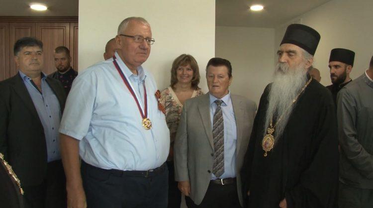 ДАН - SPC odlikovala Šešelja, vladika Irinej uručio orden