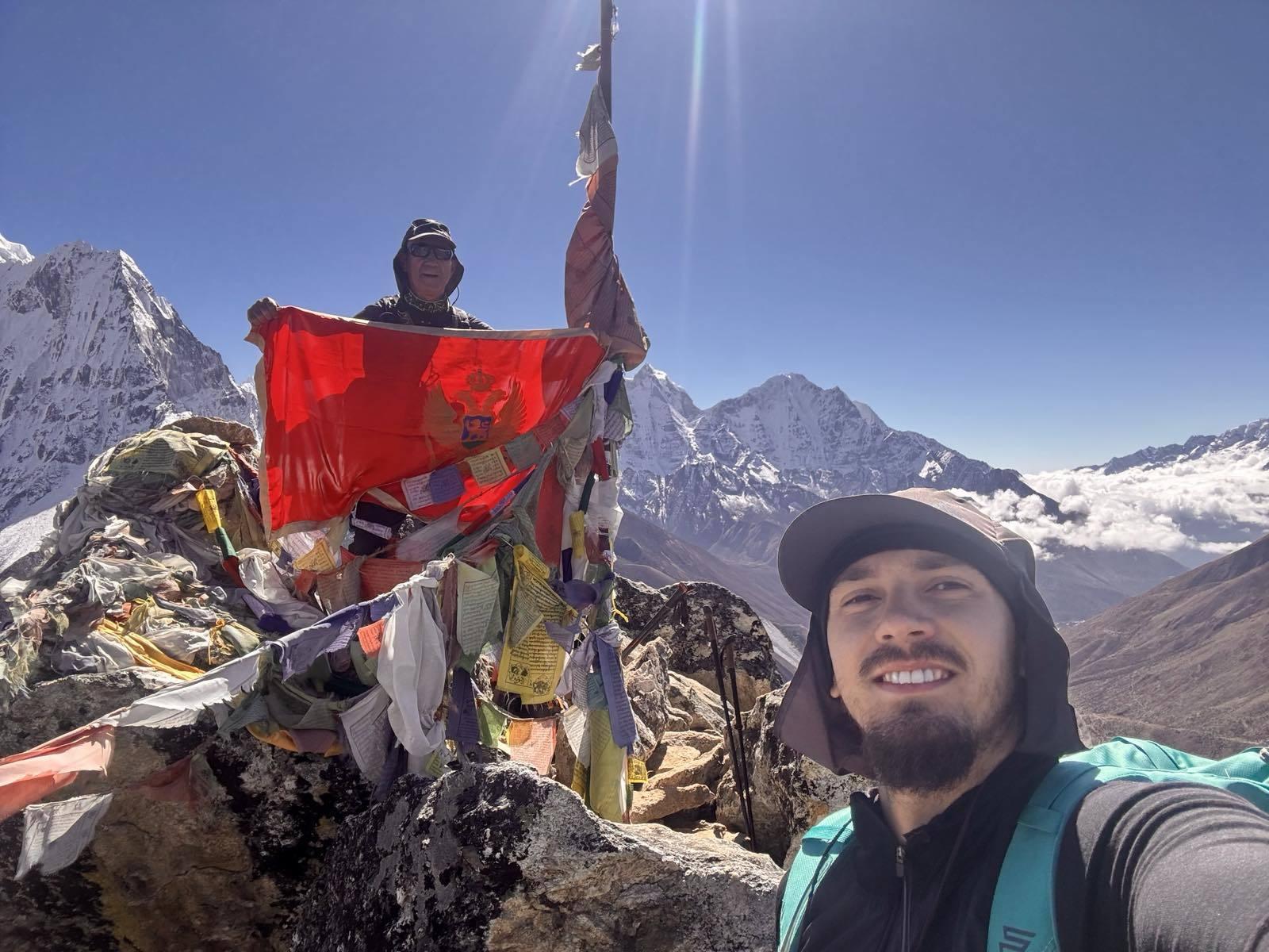 ДАН - (FOTO) Crnogorska zastava vijori se na Island Peak-u 6.189 m